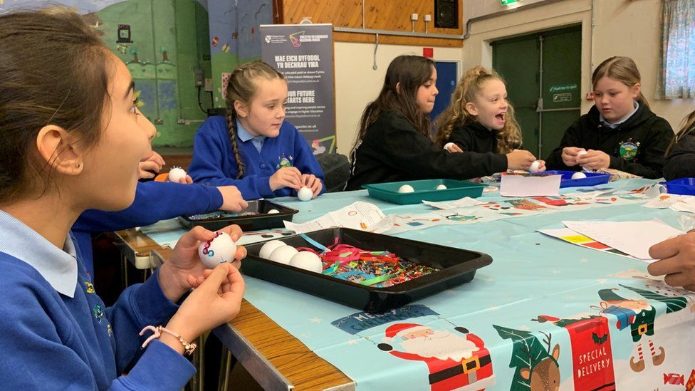 Rhoi 'llais a hyder i gymuned Blaen-y-maes' - BBC Cymru Fyw