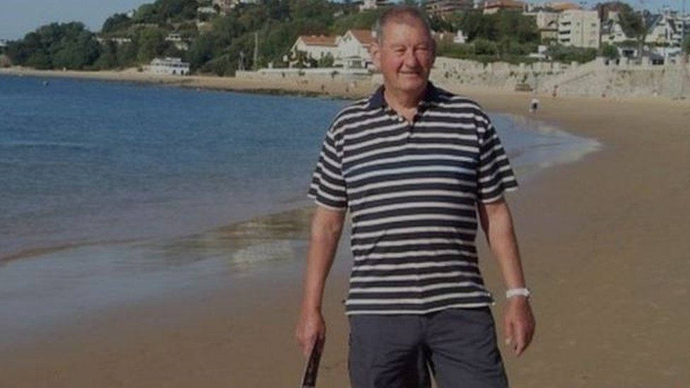 Richard Guest honoured posthumously for Tywyn sea rescue - BBC News