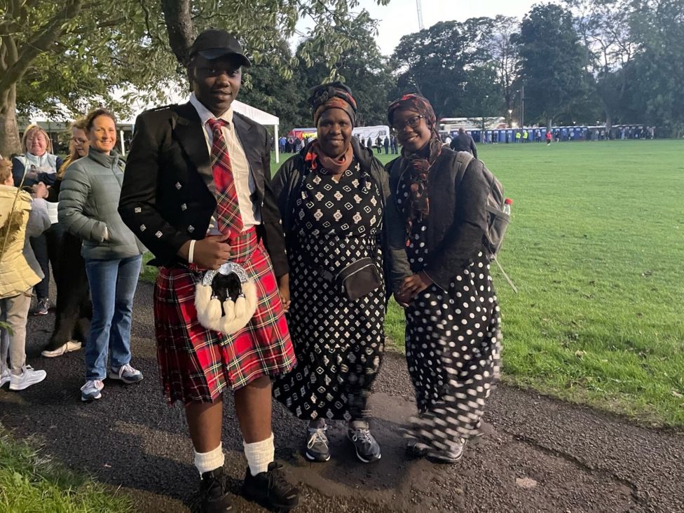 Mourners queue all night to see Queen's coffin in Edinburgh - BBC News