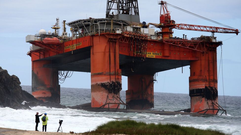 Diesel oil leak from grounded rig Transocean Winner - BBC News