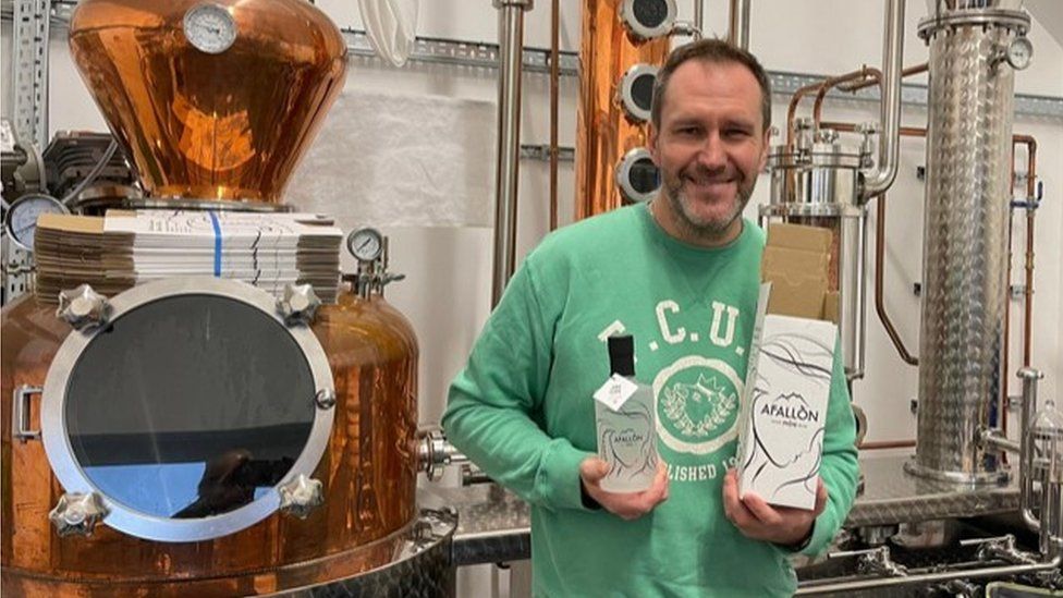 Agor cwt sy'n gwerthu llefrith tec-awe yn Nhreffynnon - BBC Cymru Fyw