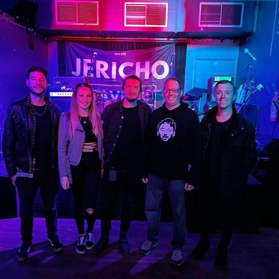 Oxford music superfan from US treated to sold-out rock gig - BBC News