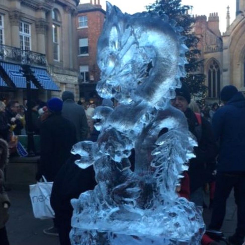 York hosts UK's largest ice trail for Christmas Festival - BBC News