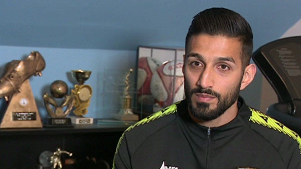 Wembley FA Vase: Hebburn v Consett clash sets twin against twin - BBC News