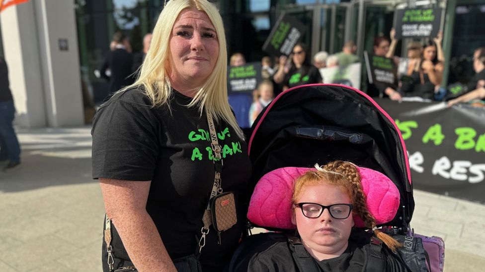 Sunderland parents protest over loss of respite service - BBC News