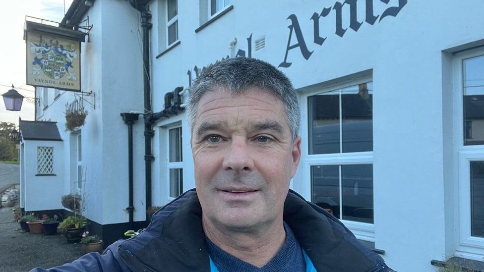 Pentir: Gwrthod cais i droi'r Vaynol Arms yn llety gwyliau - BBC Cymru Fyw