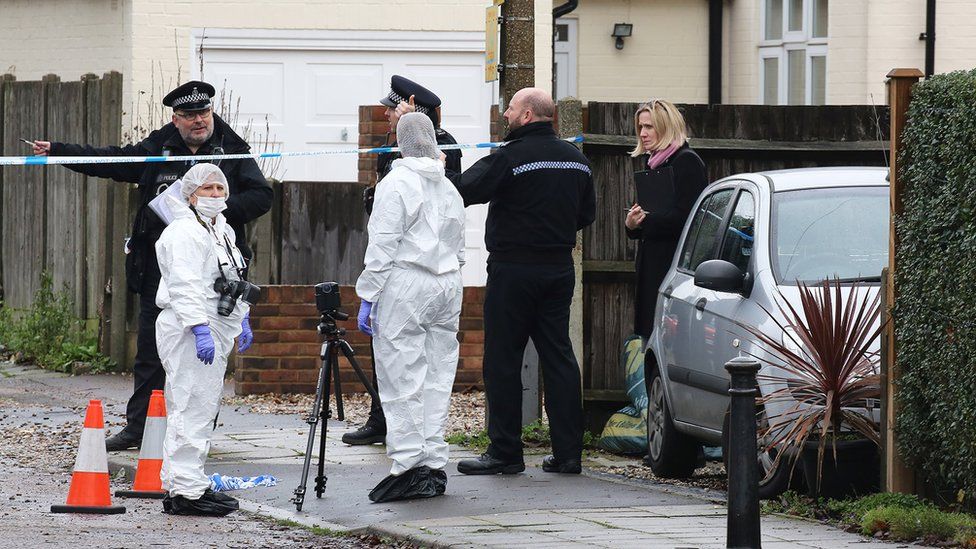 Man shot in face in Hoddesdon street is 'critical' - BBC News