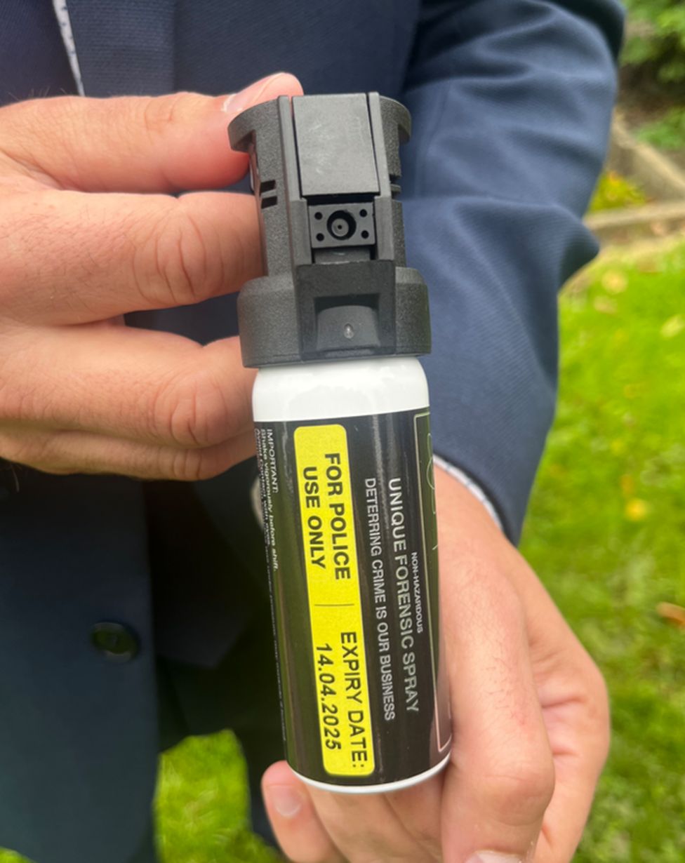 SmartWater spray used to protect domestic abuse victims - BBC News