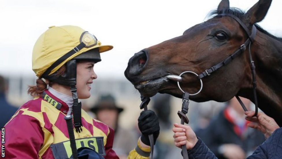 Lizzie Kelly: Pioneering jockey halts career to start family - BBC Sport