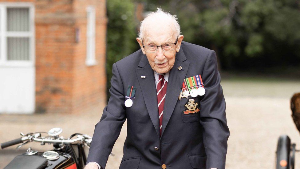 Capt Sir Tom Moore's birthday cards on display at Duxford - BBC News
