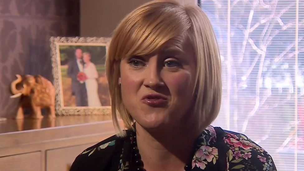 Multiple sclerosis: Painting is a 'distraction' from pain for Beds and ...
