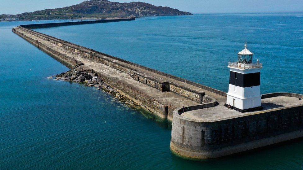 Llywodraeth Cymru i roi £40m i adnewyddu Morglawdd Caergybi - BBC Cymru Fyw