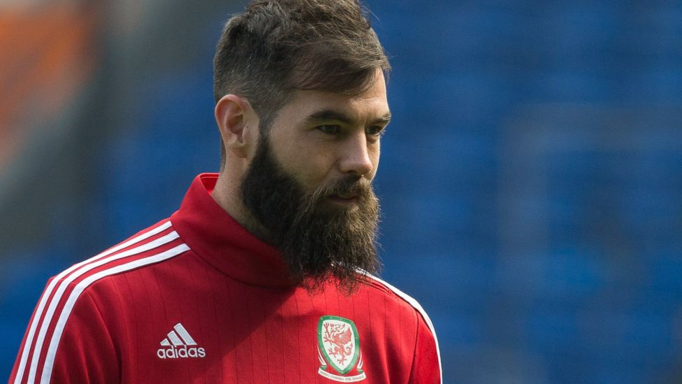 Euro 2016: Wales team departs with Cardiff send-off - BBC News