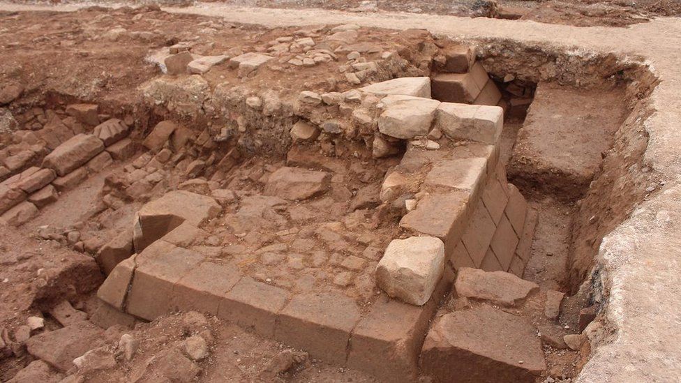 Kenilworth pool plans to change after medieval finds - BBC News