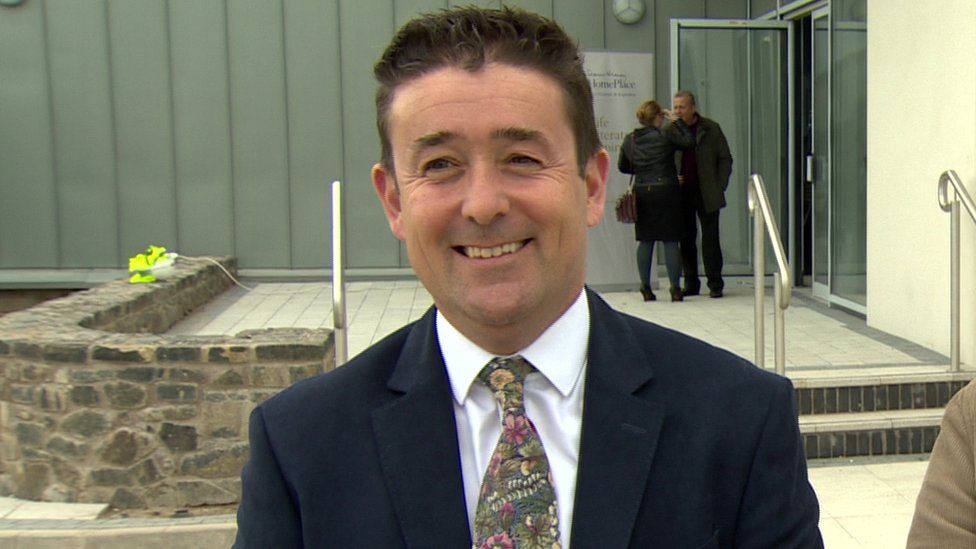 Seamus Heaney: Family donates poet's items to new £4m centre dedicated ...