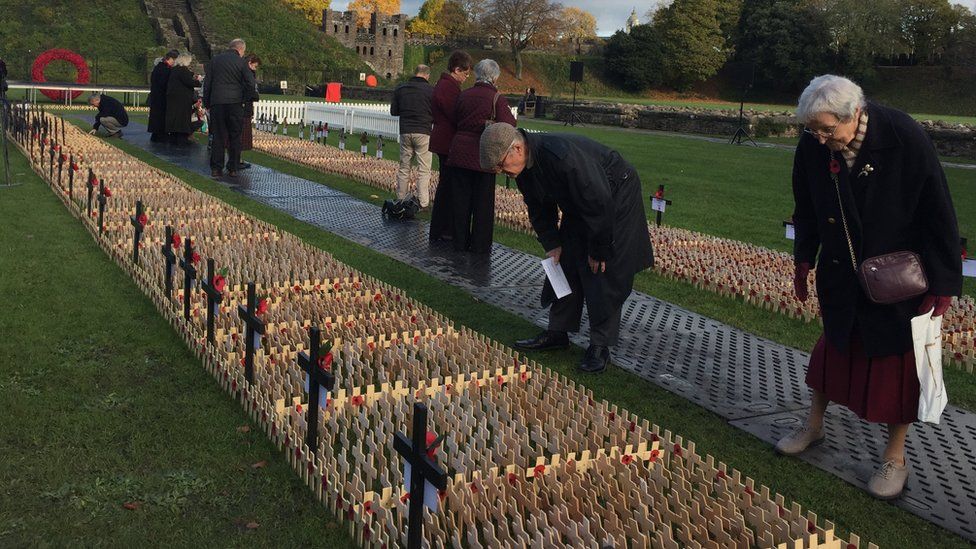 Cardiff Castle field of remembrance opens with service - BBC News
