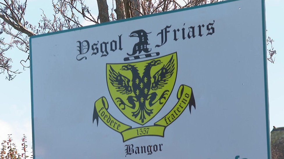 Ysgol â £1m wrth gefn ond yn dal i boeni am arian - BBC Cymru Fyw