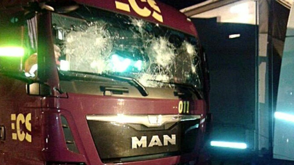 'Desperate migrants' in Calais smash lorry windscreens - BBC News