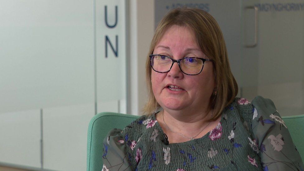 Creu grŵp i roi hyder i fenywod fentro ym myd busnes - BBC Cymru Fyw