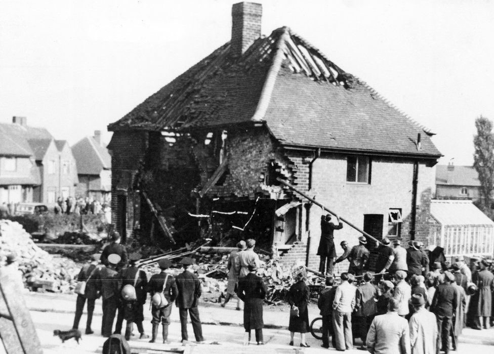 Memorial for family killed by RAF bomber in World War Two - BBC News