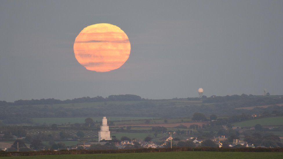 Harvest Moon: Spectacular images from across the UK - BBC News