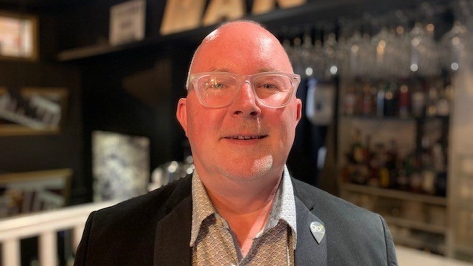 'Amser anghywir' i godi treth newydd ar ymwelwyr - BBC Cymru Fyw