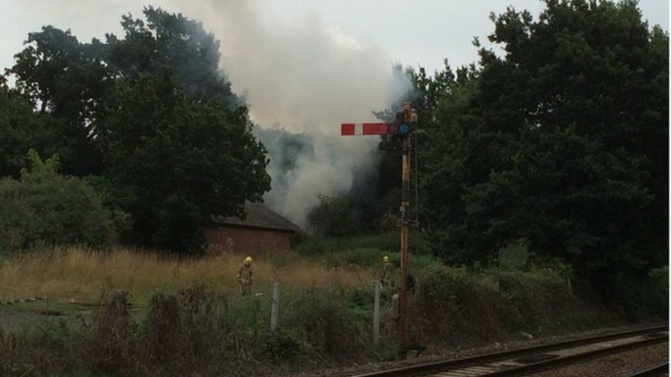 Brundall homes evacuated after shed fire and blast - BBC News