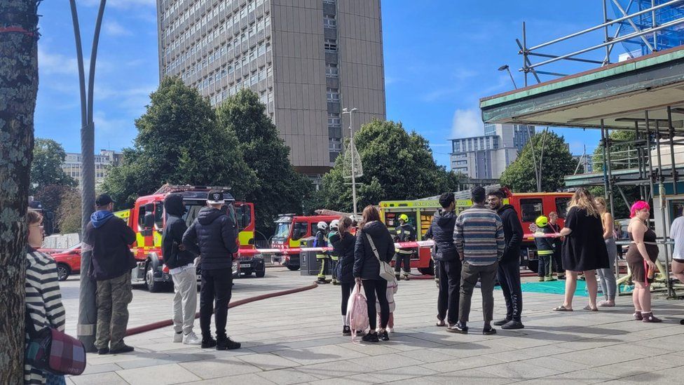 Residents evacuated as crews tackle Plymouth blaze - BBC News