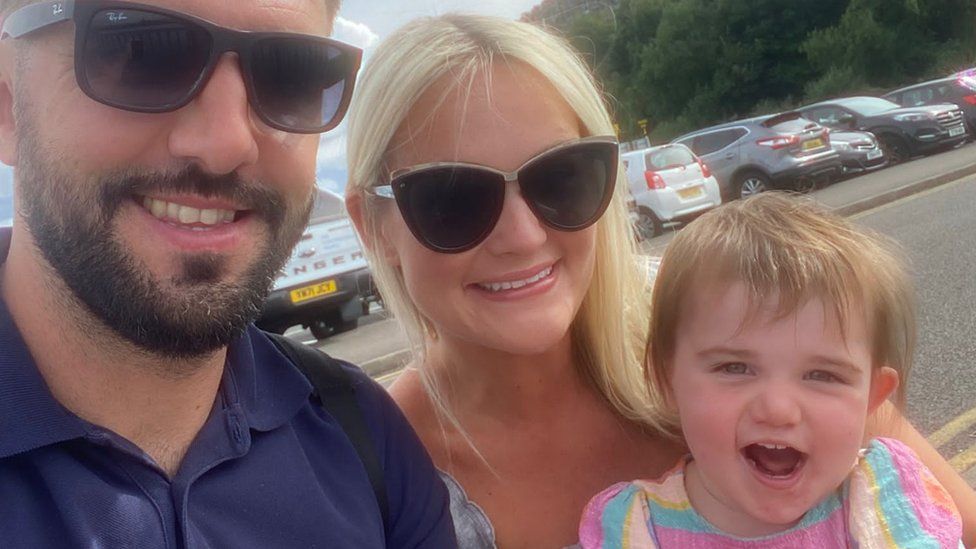 Cancer: Couple raising £250k to treat brain tumour - BBC News