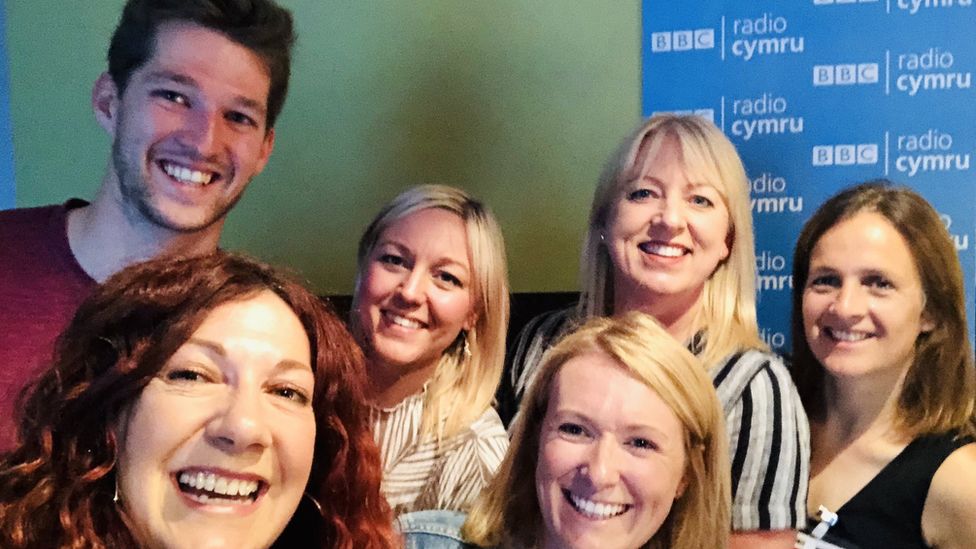 Yr athrawon sy'n dysgu Cymraeg mewn ysgolion Saesneg - BBC Cymru Fyw