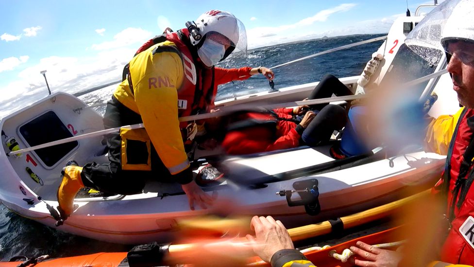 Unconscious rower rescued from ocean boat in Dunbar - BBC News