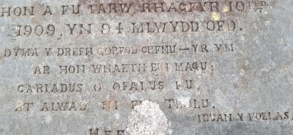 Achub englynion bedd gyda ‘shaving foam’! - BBC Cymru Fyw