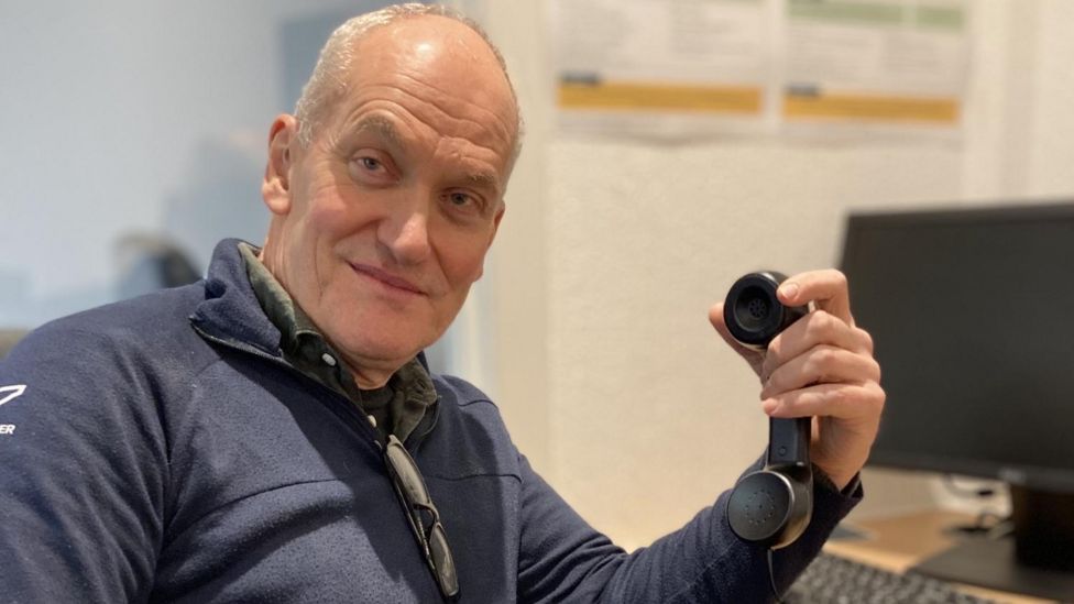 'Being a Samaritans listener can be extraordinary' - BBC News