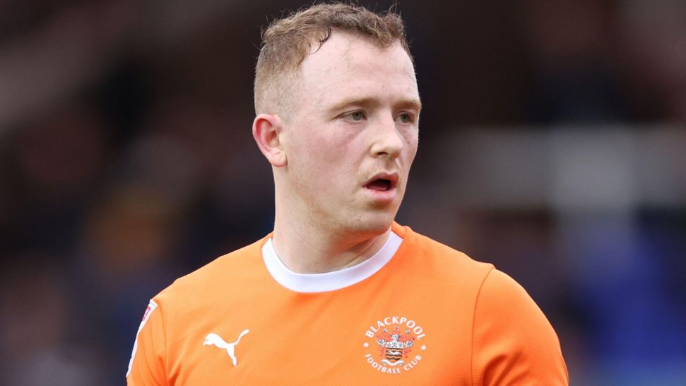 Shayne Lavery: Cambridge United sign Northern Ireland striker - BBC Sport