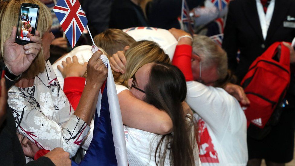 Rio 2016: Queen hails 'magnificent' Paralympians on homecoming - BBC News