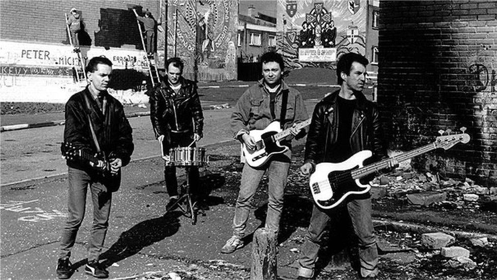 Musician Rhys Mwyn's transient global amnesia struggle - BBC News