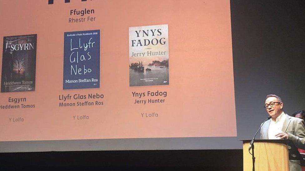 Llyfr Glas Nebo yn cipio gwobr Llyfr y Flwyddyn 2019 - BBC Cymru Fyw