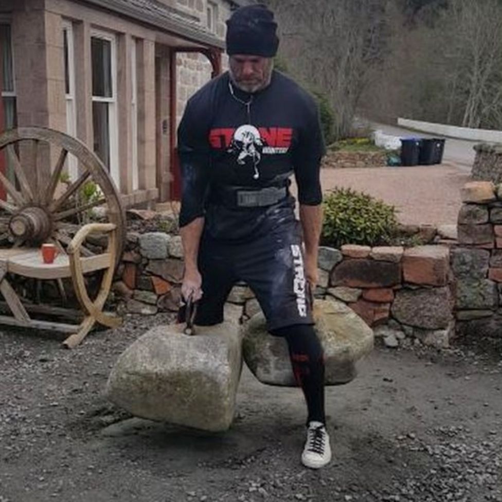 Gladiators star smashes Dinnie Stones record - BBC News