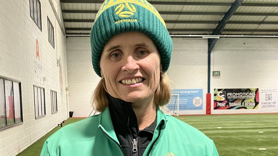 Pêl-droed cerdded: Croesawu timau o ledled y byd i Gymru - BBC Cymru Fyw