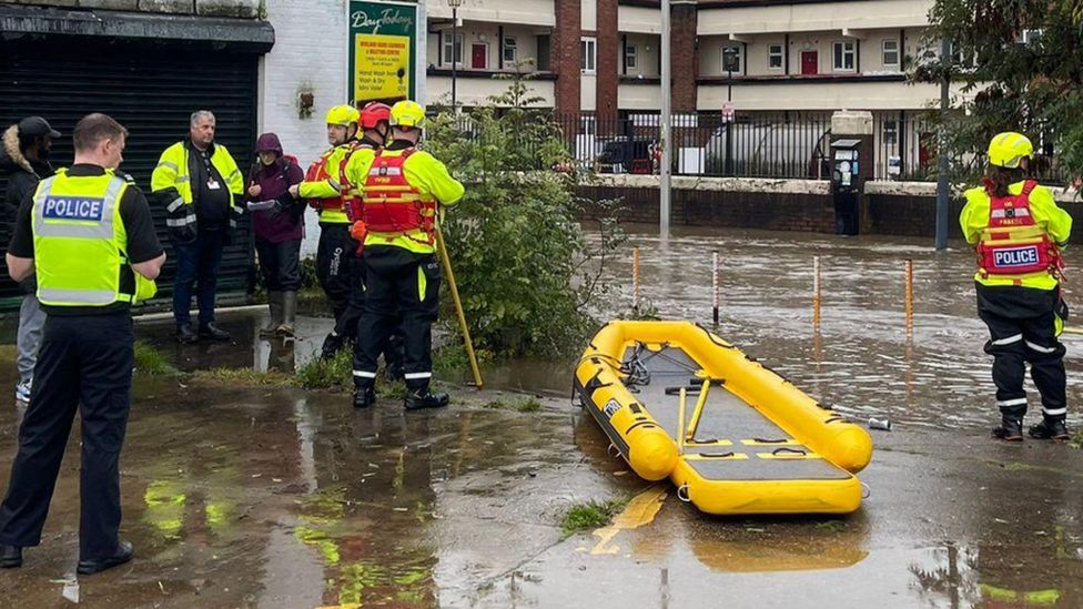 Derbyshire: Flooding led to 1,700 evacuations, council says - BBC News