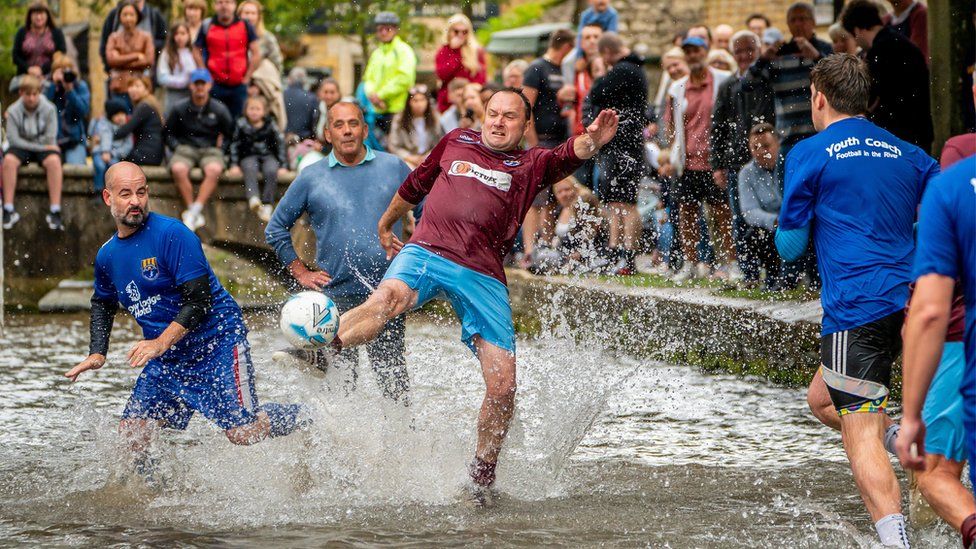 Bourton-on-the-Water crowds enjoy river football match - BBC News