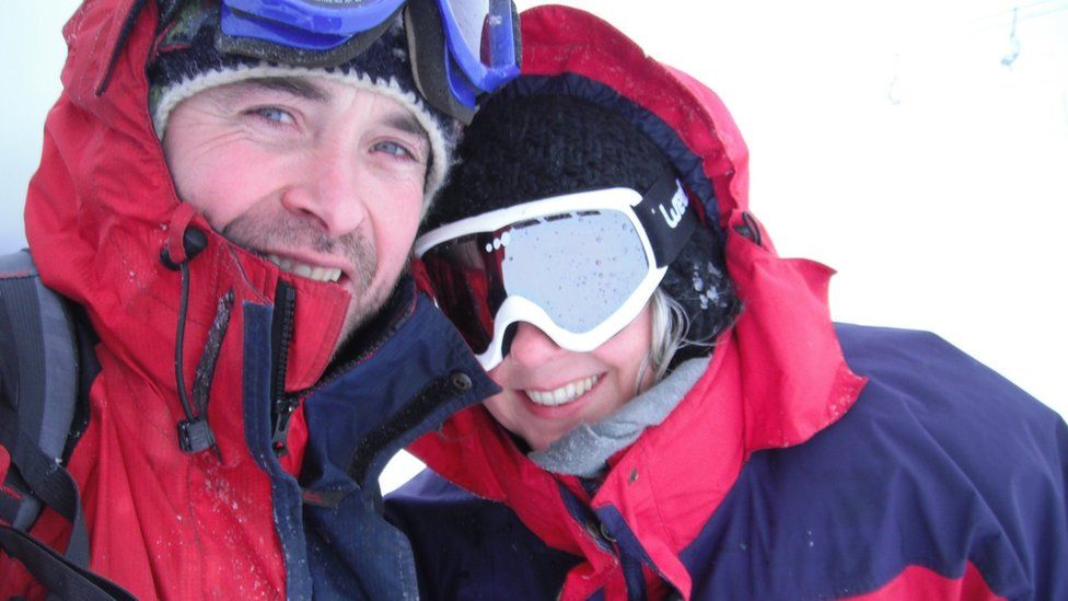 Dod o hyd i berchennog camera coll wedi 10 mlynedd - BBC Cymru Fyw