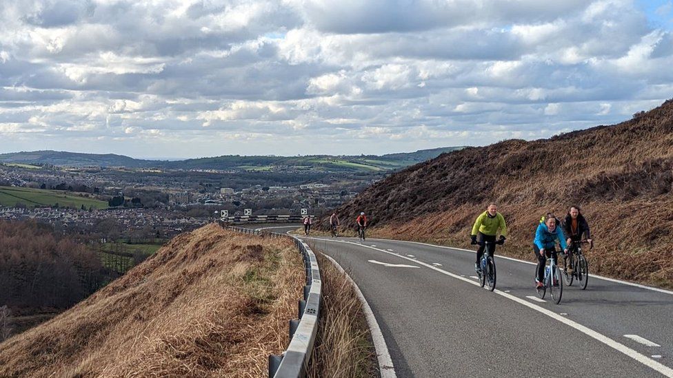 A57 Snake Pass: Cyclists gather to stage trespass protest - BBC News