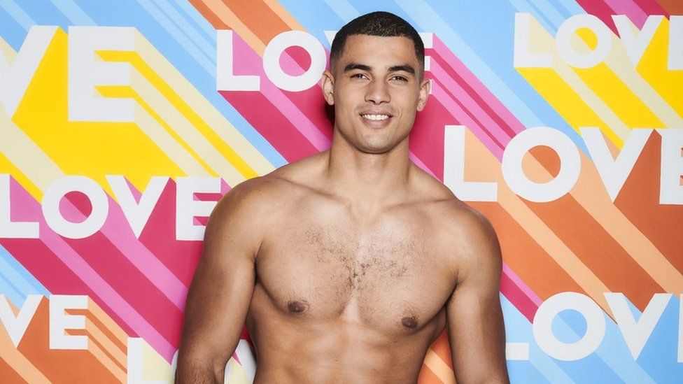 Connagh Howard: Wyneb newydd Love Island - BBC Cymru Fyw