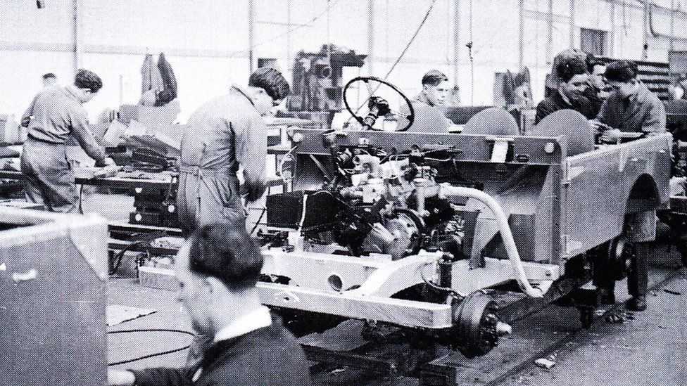 Solihull exhibit marks Range Rover's 50th birthday - BBC News