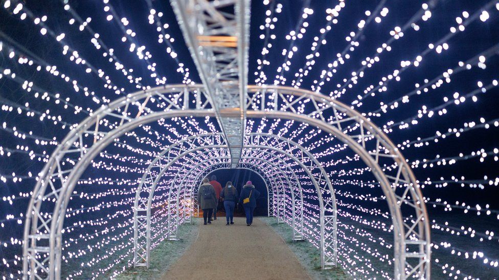 Luminate light show returns to Coombe Abbey Park - BBC News