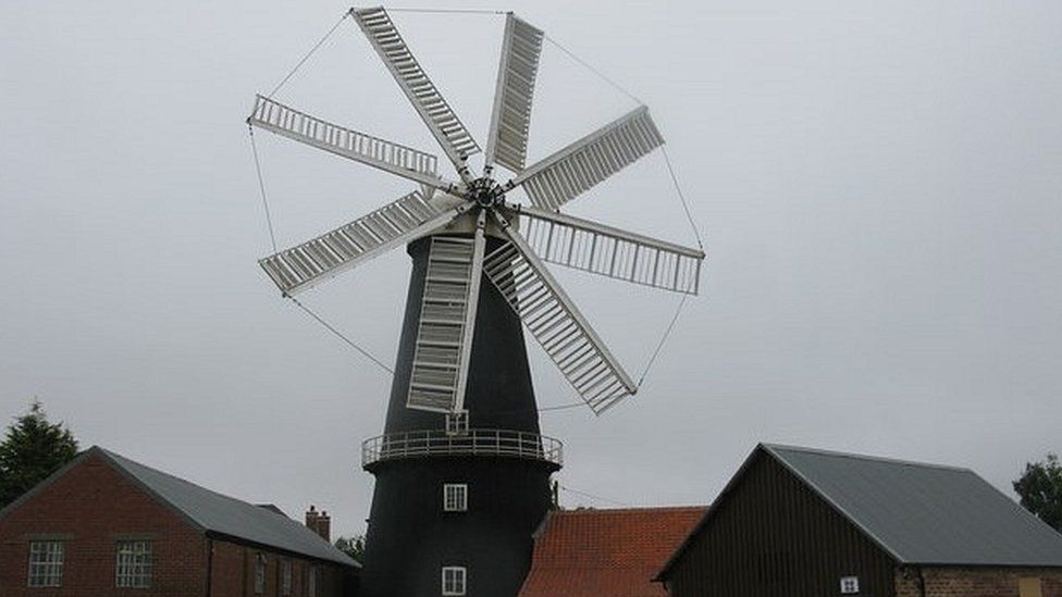 Heckington Windmill death: Man's 'fleece caught in crankshaft' - BBC News