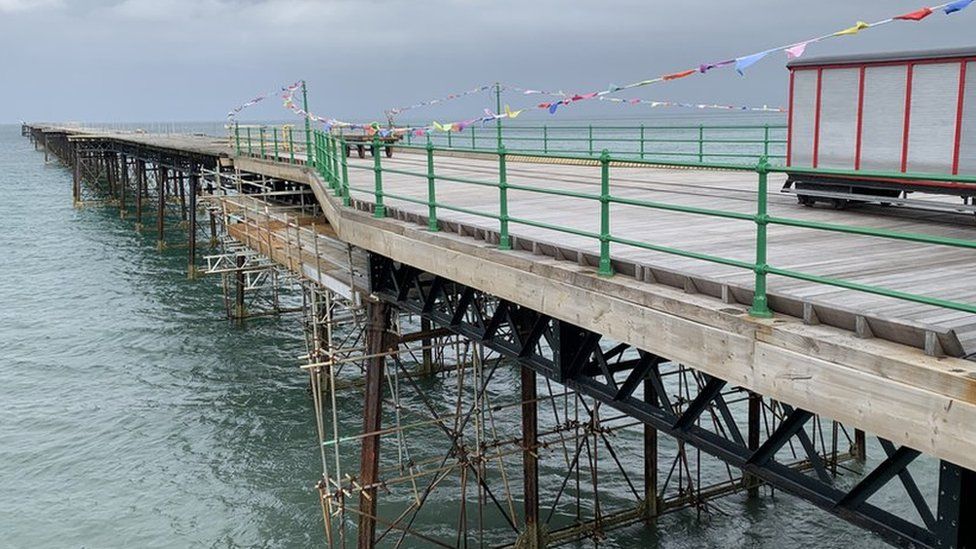 Hundreds take to Queen's Pier for King's Coronation celebrations - BBC News