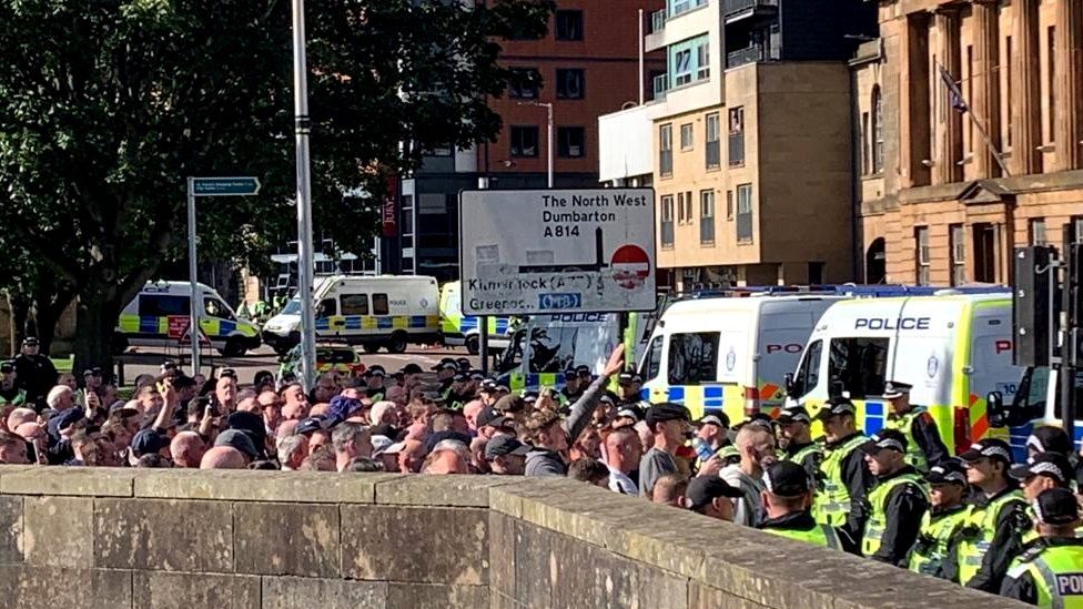 Police officer injured at Republican marches in Glasgow - BBC News