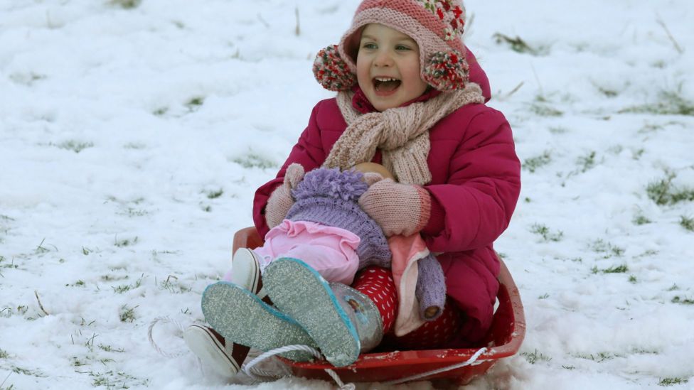 Snow sweeps UK: Your pictures - BBC News